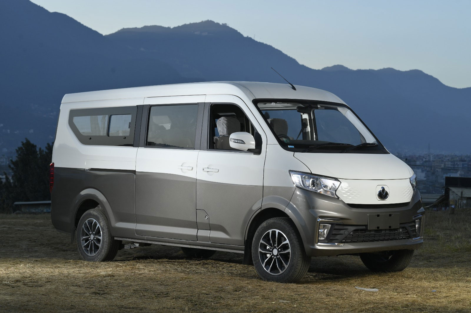 L x W x H (mm) : 4495 x 1680 x 1990 Wheelbase (mm) : 2930 Gross Vehicle ...